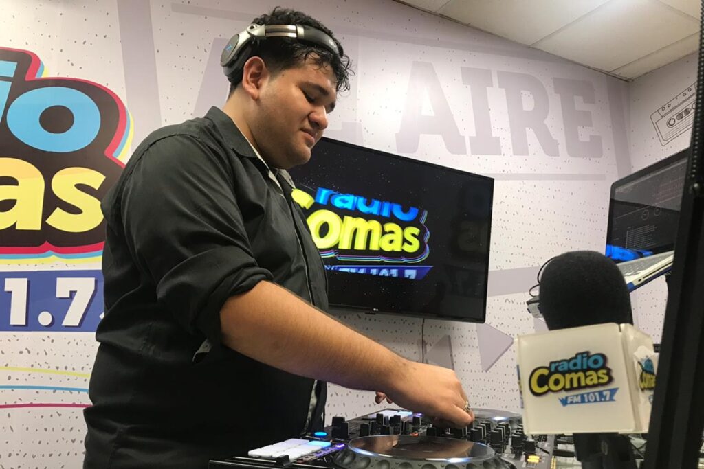 PRACTICAS EN VIVO DESDE CABINA DE RADIO COMAS 101.7