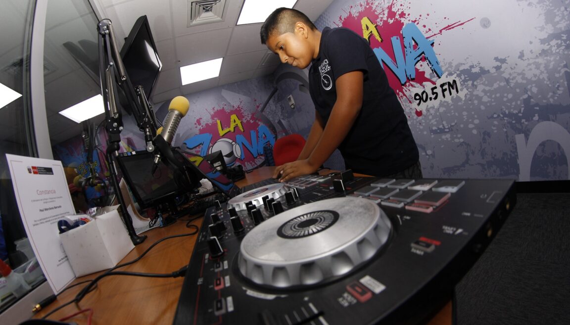 ACADEMIA DE DJ NIÑO AZUL | Formamos DJs Profesionales