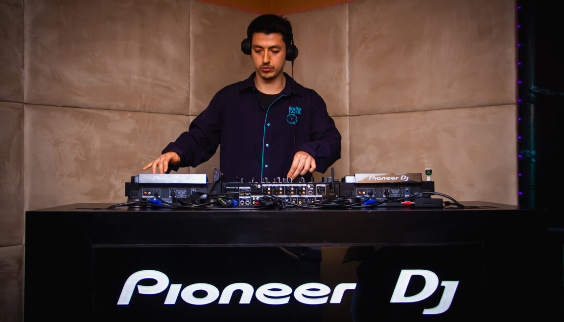 ACADEMIA DE DJ NIÑO AZUL | Formamos DJs Profesionales