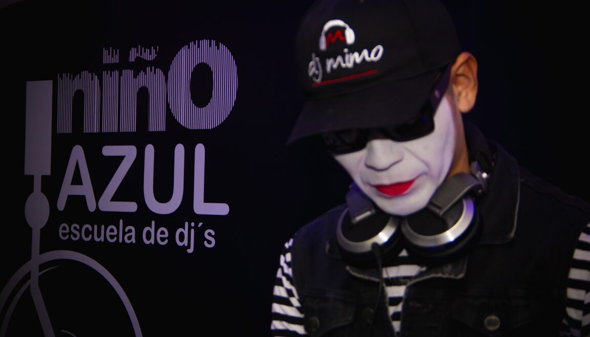 ACADEMIA DE DJ NIÑO AZUL | Formamos DJs Profesionales